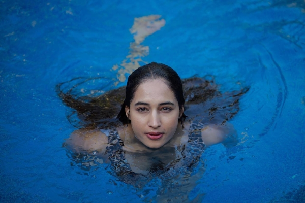 பொண்டாட்டிக்கு இன்னாம்மா லிப் கிஸ் அடிக்கிறாரு வேம்புலி.. திணற வைக்கும் ரொமாண்டிக் பிக்ஸ் ...