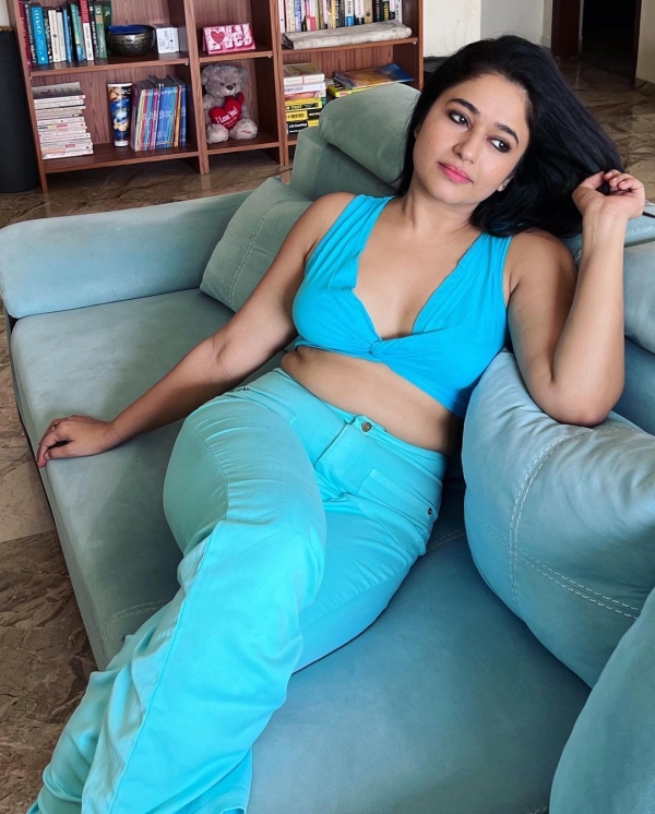 Poonam Bajwa: లోతైన ఎద అందాలతో నాగార్జున బ్యూటి హాట్ షో.. పడుకుని దారుణంగా పోజులు | Poonam Bajwa ...