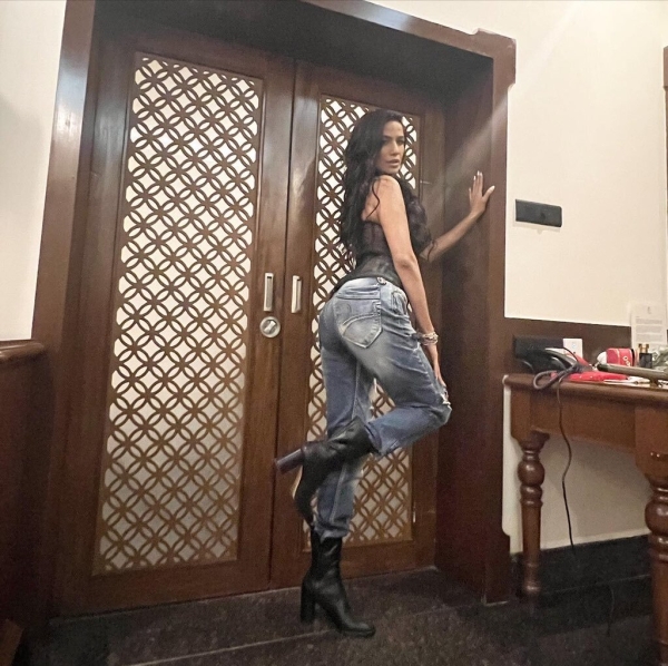 Poonam Pandey Photoshoot In Strapless Crop Halter Top!! See pictures