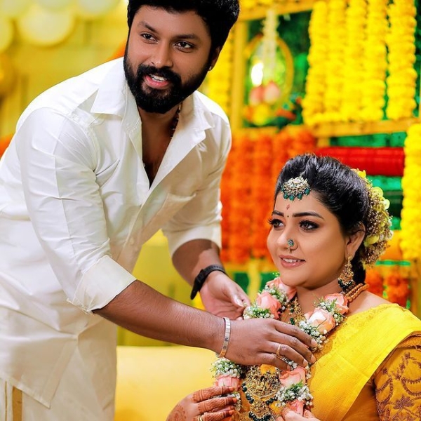 அம்மாவானார் கயல் சீரியல் நடிகை...மகிழ்ச்சியில் கணவர் போட்ட பதிவு ...