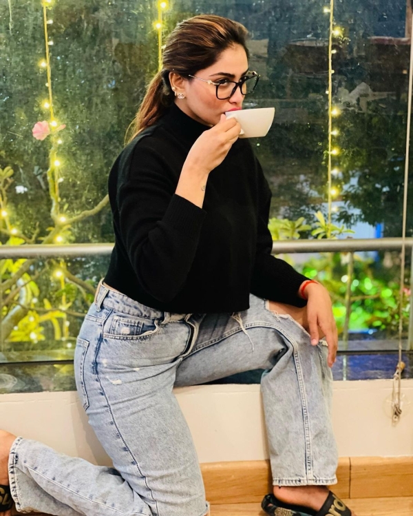 ப்பா.. ஷிவானி தொடை மேல யாரு படுத்துருக்கிறதுன்னு பாருங்க.. ஒரே ...