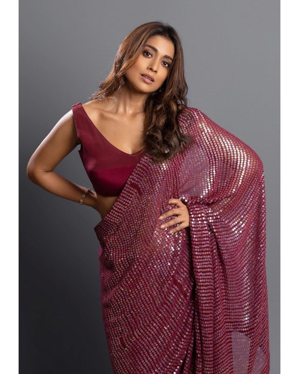 చీరకట్టులోనూ హాట్ గా శ్రీయ సరన్.. వింత పోజులతో గ్లామర్ ట్రీట్ | Shriya ...