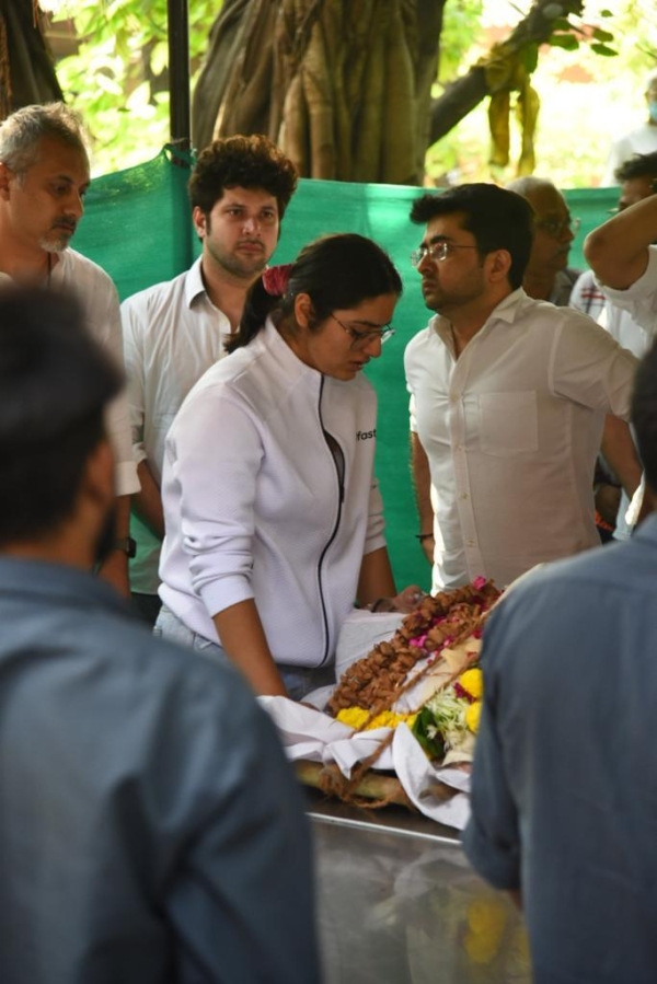 Siddhant Suryavanshi last rites: Amit Behl, Manish Goel and bid adieu ...