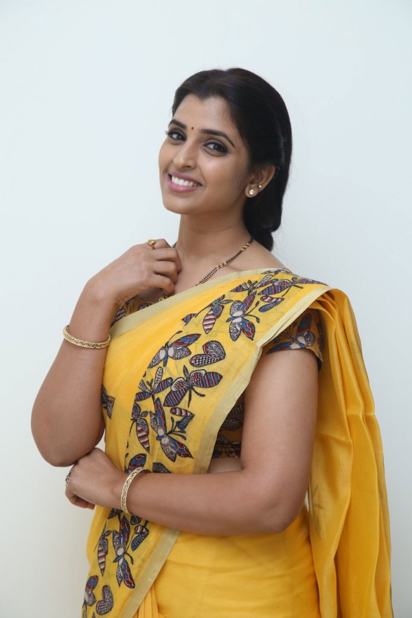 Syamala Photos: Latest HD Images, Pictures, Stills & Pics - FilmiBeat