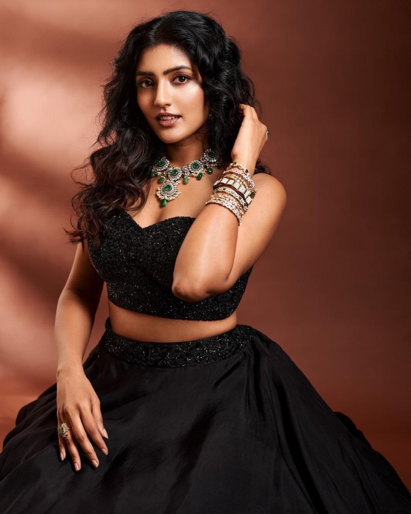 Eesha Rebba: తెలుగు పిల్ల అందాల అరాచకం.. అబ్బో ఆ ఫోజులేంటి గురూ ...