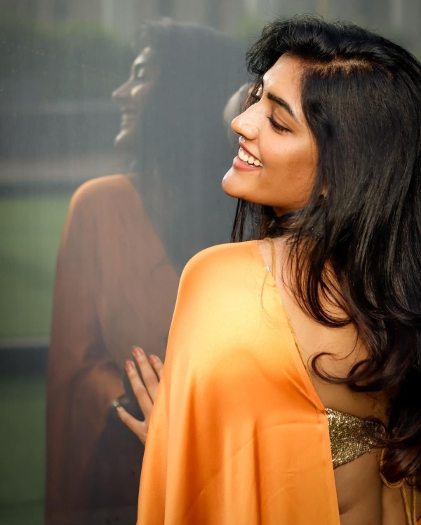 Eesha Rebba: తెలుగు పిల్ల అందాల అరాచకం.. అబ్బో ఆ ఫోజులేంటి గురూ! | Telugu Actress Eesha Rebba ...