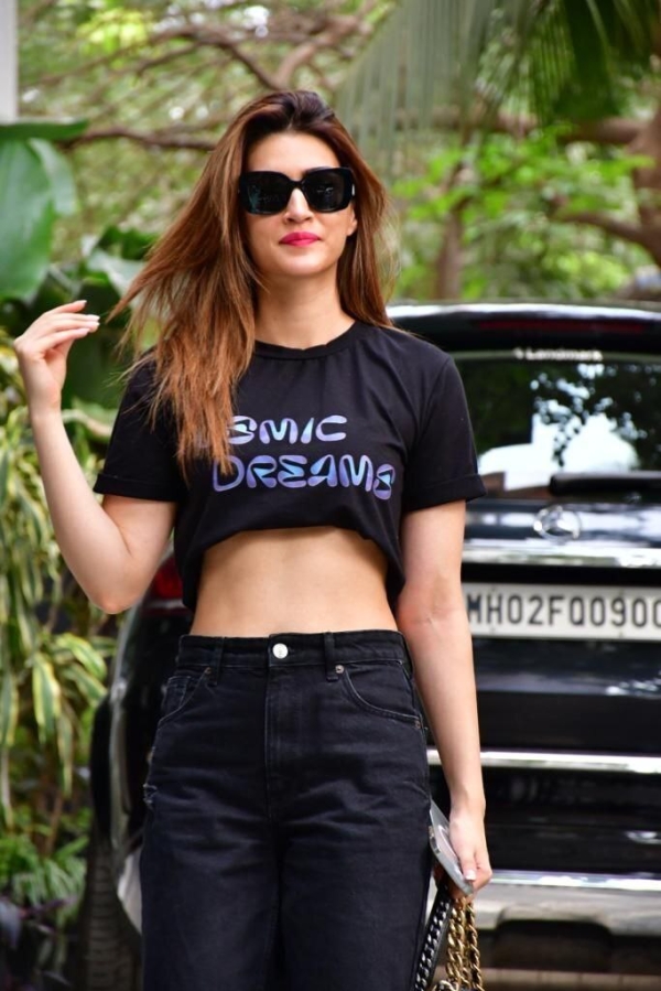 ಬಿಂದಾಸ್ ಕೃತಿ ಸನೊನ್ ಸ್ಟೈಲಿಶ್ ಫೋಟೊಗಳು | Actress Kriti sanon Bold And ...