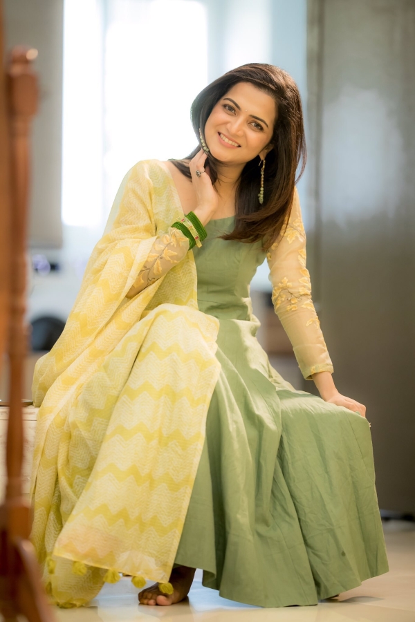 அழகான சிரிப்பால் ரசிகர்களை கட்டிப் போடும் டிடி.. கட்டுண்ட ரசிகர்கள்! | Anchor and actress DD's ...