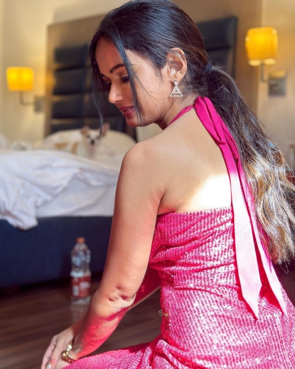 Ariyana Glory: అరియానా గ్లోరి హాట్ ట్రీట్.. టాప్ యాంగిల్ లో అలా ...