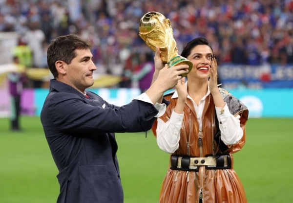 Deepika Padukone First Indian To Unveil FIFA World Cup Trophy !! Here why?