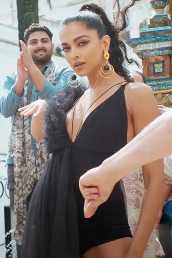 Deepika Padukone Wore 68,000 Dress For Jhoome Jo Pathaan Song; See Pics Here