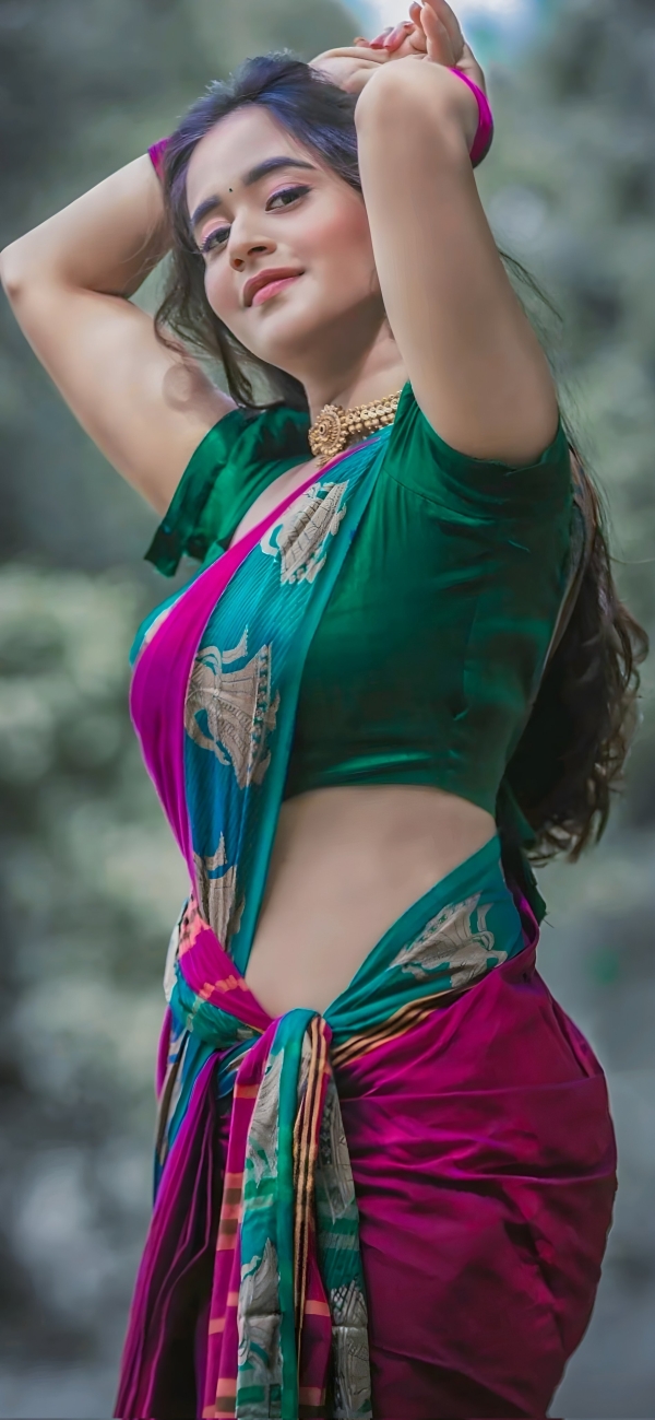 Deepthi Sunaina మడతలు చూపిస్తూ దీప్తి సునైనా రచ్చ ఇదేం అరాచకం బాబోయ్ Deepthi Sunaina