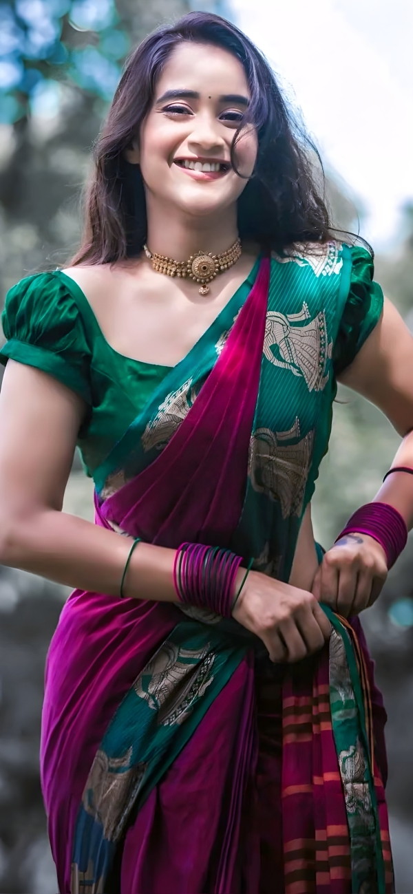 Deepthi Sunaina: మడతలు చూపిస్తూ దీప్తి సునైనా రచ్చ.. ఇదేం అరాచకం బాబోయ్ ...