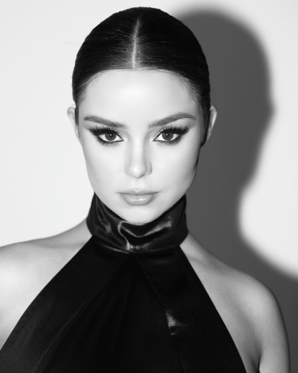 PHOTOS: அம்மாடியோவ்.. நீங்க ஒரு உலக அதிசயம் தான்.. கட் அவுட் டிரெஸ்சில் ...