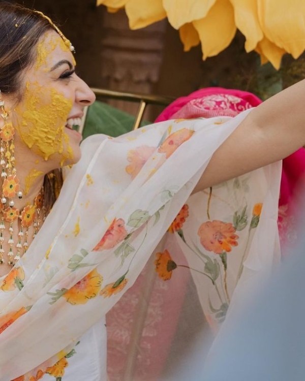Hansika Motwani's Husband Sohael Khaturiya Showers Her With Kisses At Haldi Ceremony. See UNSEEN ...