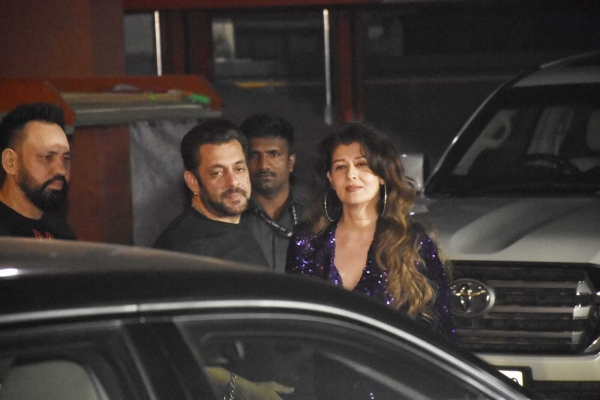 In Pics: Salman Khan Kisses Ex-Girlfriend Sangeeta Bijlani On His 57th Birthday, Netizens Can't ...