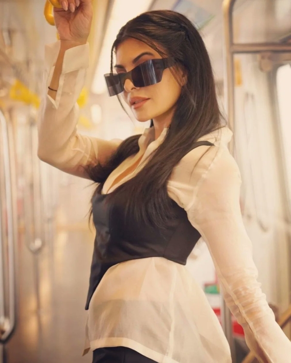 Jacqueline Fernandez: జాక్వెలిన్ లేటెస్ట్ పిక్స్ వైరల్.. వల లాంటి డ్రెస్‌లో హాట్ షో | Jacqueline ...