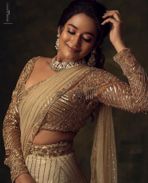 PHOTOS: ஆத்தாடி என்ன ஜாக்கெட் இப்படி இருக்கே.. காவ்யா அறிவுமணியின் ...