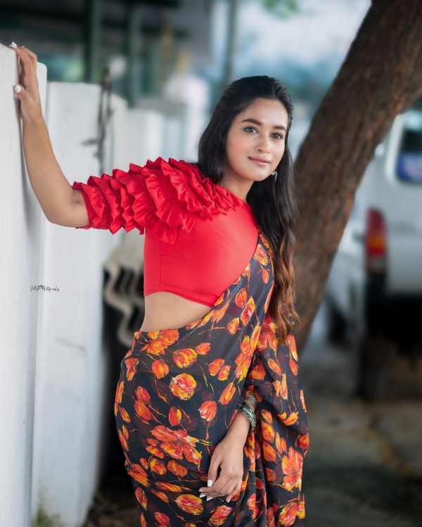 PHOTOS: ஆத்தாடி என்ன ஜாக்கெட் இப்படி இருக்கே.. காவ்யா அறிவுமணியின் ...