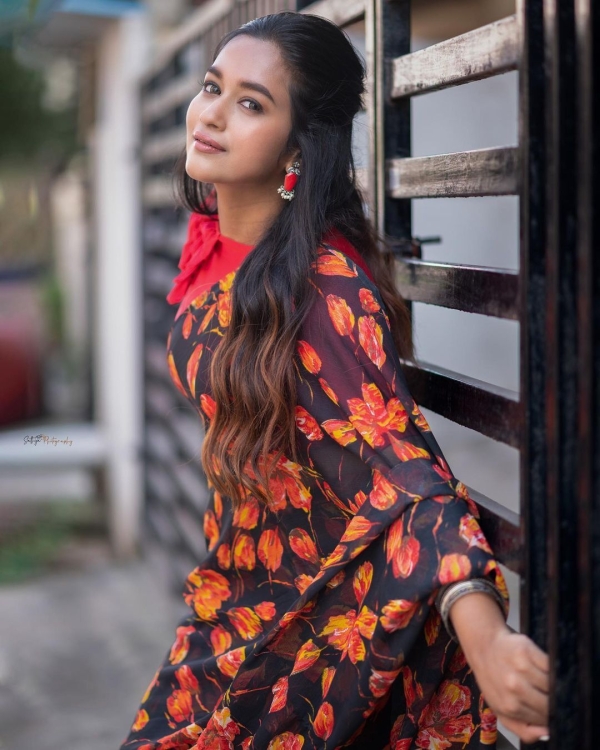 PHOTOS: ஆத்தாடி என்ன ஜாக்கெட் இப்படி இருக்கே.. காவ்யா அறிவுமணியின் ...