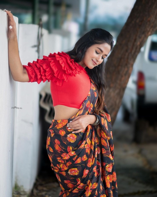 PHOTOS: ஆத்தாடி என்ன ஜாக்கெட் இப்படி இருக்கே.. காவ்யா அறிவுமணியின் ...