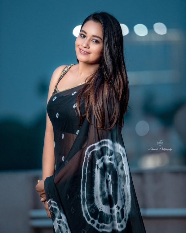 எந்த ட்ரெஸ் போட்டாலும் க்யூட்டா இருக்கீங்களே காவ்யா.. வேற லெவல் ...