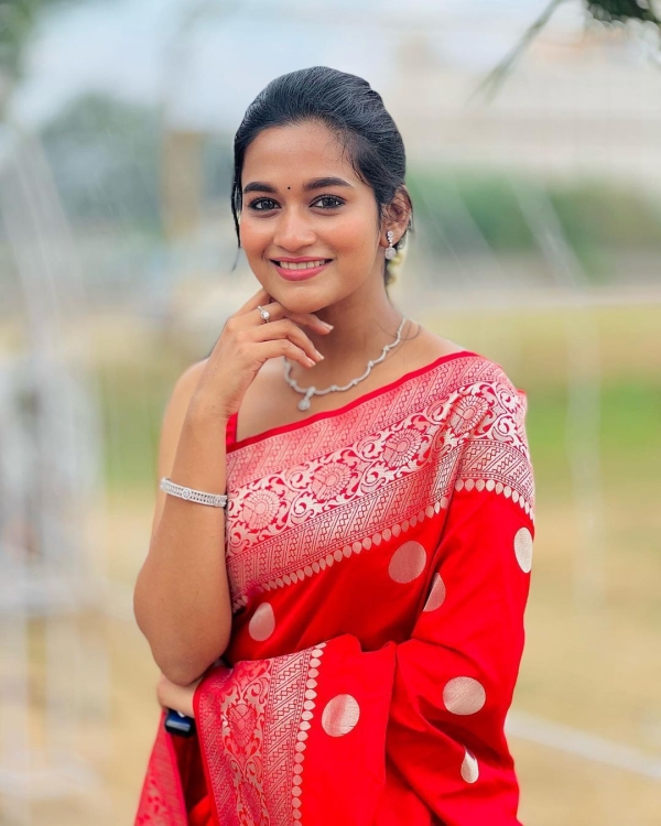 எந்த ட்ரெஸ் போட்டாலும் க்யூட்டா இருக்கீங்களே காவ்யா.. வேற லெவல் ...