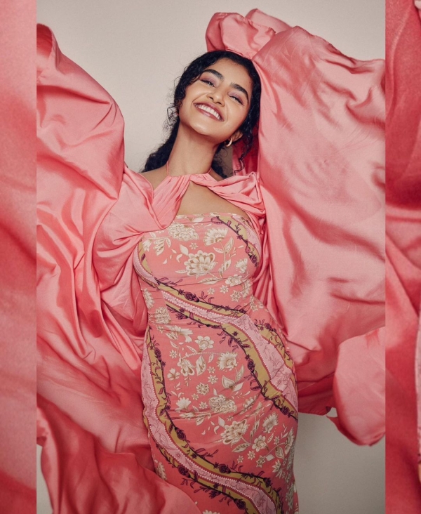 PHOTOS: இடுப்பு மடிப்பை காட்டி மயக்கிய அனுபமா பரமேஸ்வரன்... குல்பி ஐஸ் ...