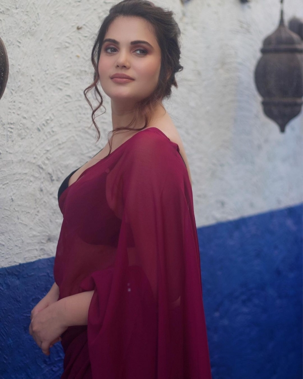 PHOTOS: ட்ரெஸ் இன்னும் ஒரு இன்ஞ் இறங்குனாலும் ரசிகர்கள் உசுருக்கு ...