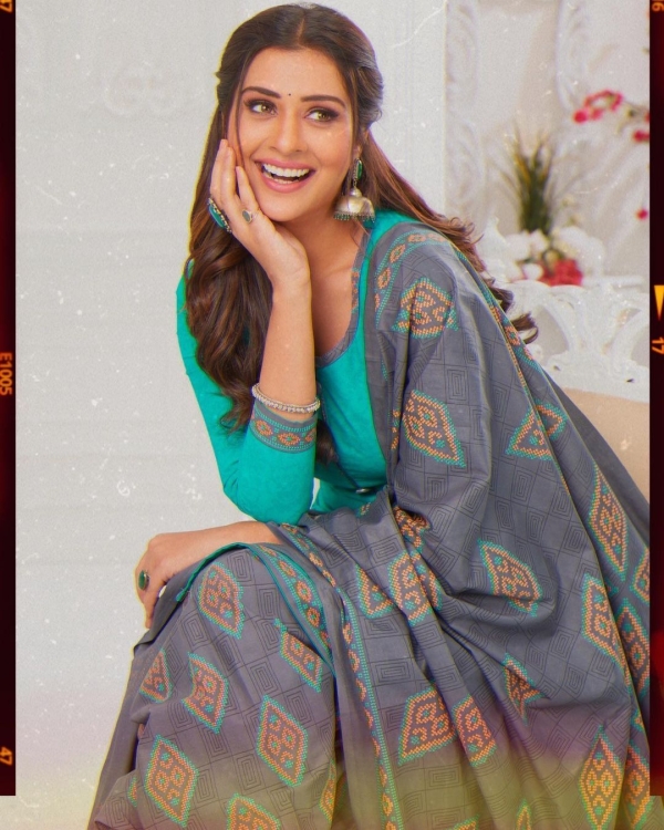 PHOTOS: சேலை ப்ளஸ் மார்டன் ட்ரஸ் என கலந்துகட்டி ரசிகர்களுக்கு விருந்து ...