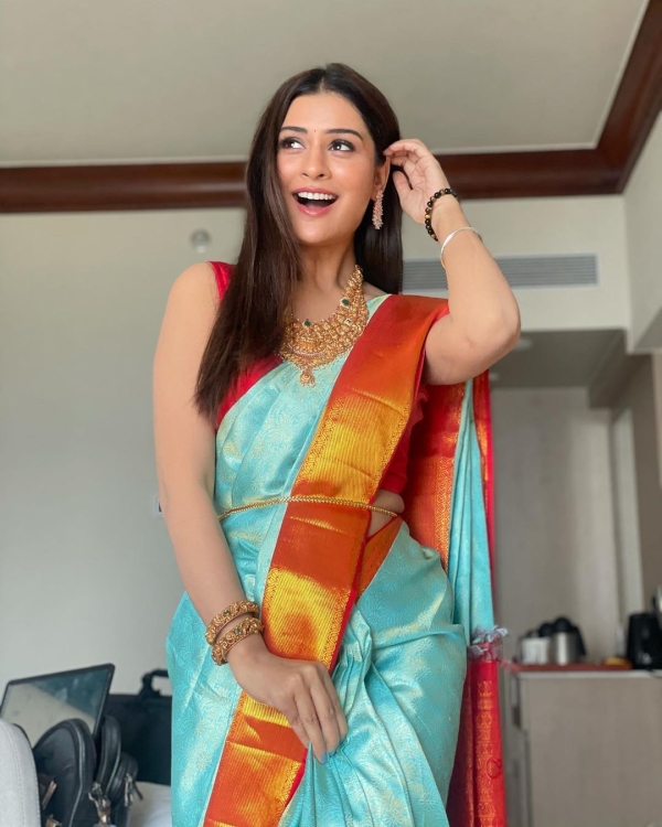 PHOTOS: சேலை ப்ளஸ் மார்டன் ட்ரஸ் என கலந்துகட்டி ரசிகர்களுக்கு விருந்து ...