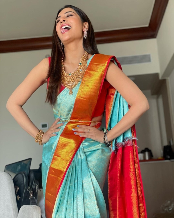 PHOTOS: சேலை ப்ளஸ் மார்டன் ட்ரஸ் என கலந்துகட்டி ரசிகர்களுக்கு விருந்து ...