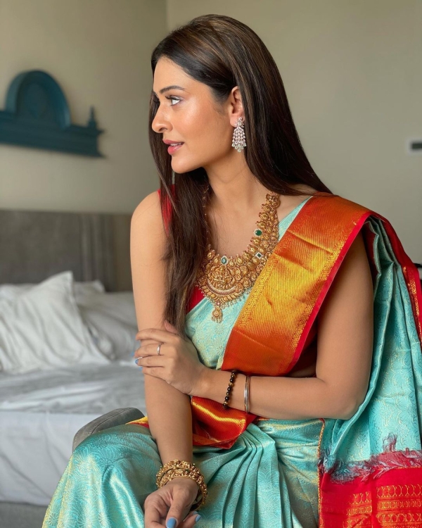 PHOTOS: சேலை ப்ளஸ் மார்டன் ட்ரஸ் என கலந்துகட்டி ரசிகர்களுக்கு விருந்து ...