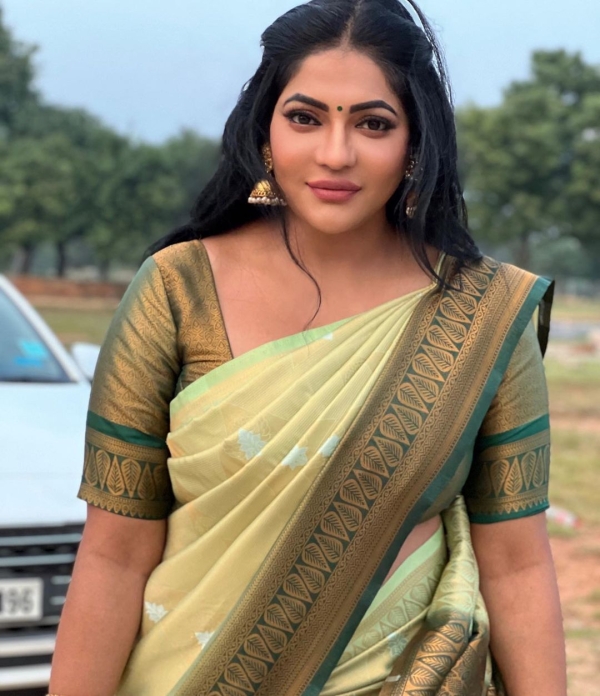 PHOTOS : சீ..சீ..என்ன பழக்கம் இது?சின்ன புள்ள போல..ரேஷ்மா பசுபுலேட்டியை ...