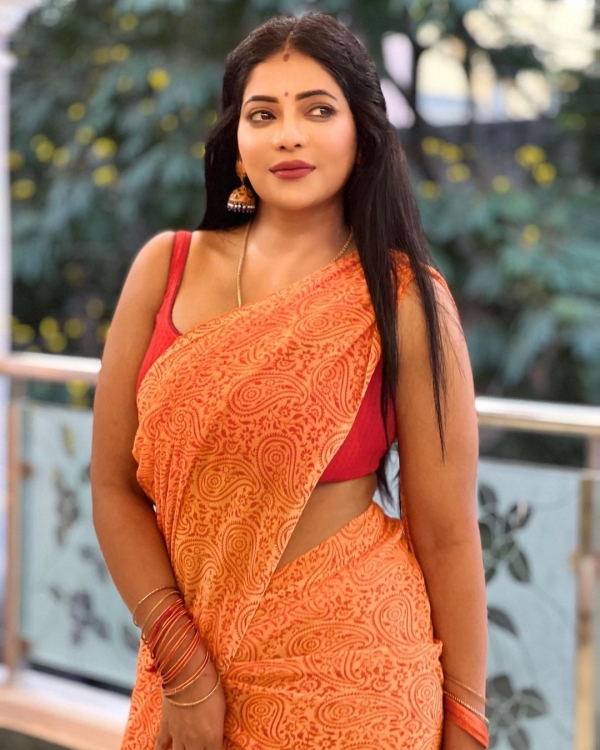 இப்படி ஏற இறங்க யார பாக்குறீங்க மேடம்...ரேஷ்மா பசுபுலேட்டியை உற்றுப்பார்க்கும் ஃபேன்ஸ்! | Reshma ...