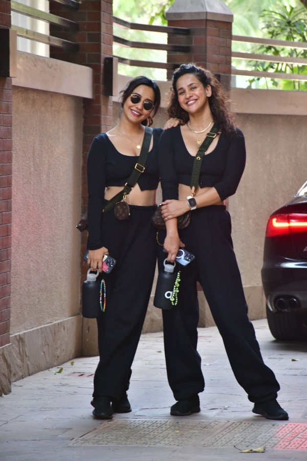 Sharma Sisters Gym Look: हू-ब-हू एक जैसे लुक में जिम से पसीना बहाते हुए ...