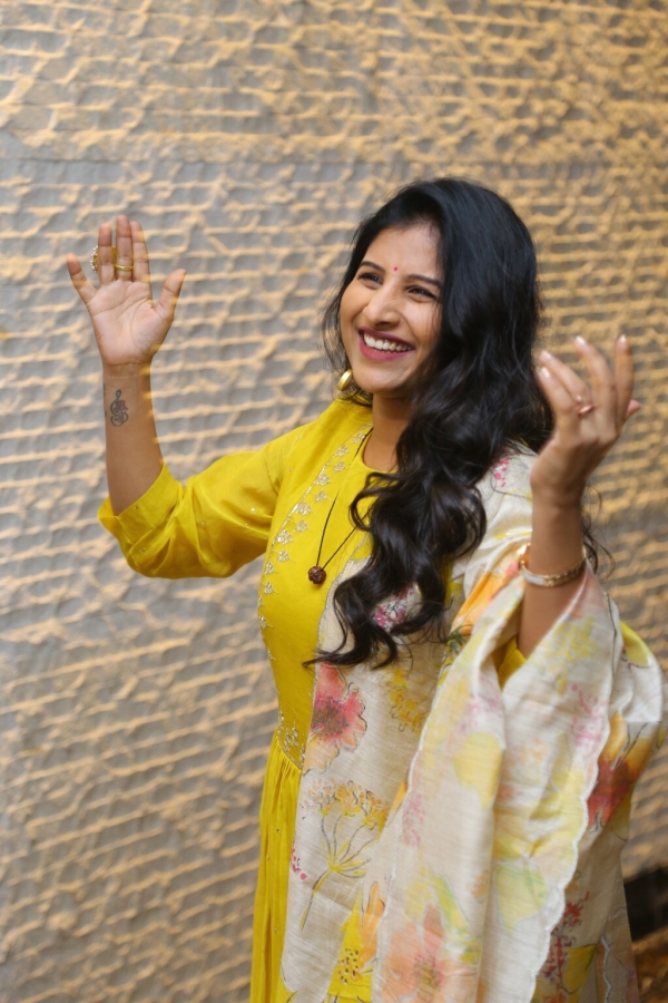 Singer Mangli చిలిపిగా కవ్విస్తున్న స్టార్ సింగర్.. మీరెప్పుడు చూడని ...