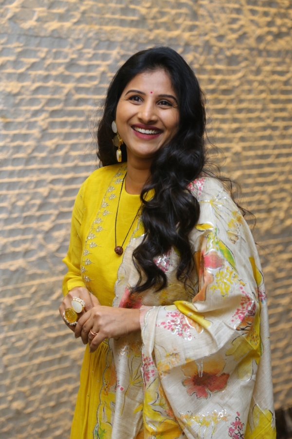 Singer Mangli చిలిపిగా కవ్విస్తున్న స్టార్ సింగర్.. మీరెప్పుడు చూడని ...