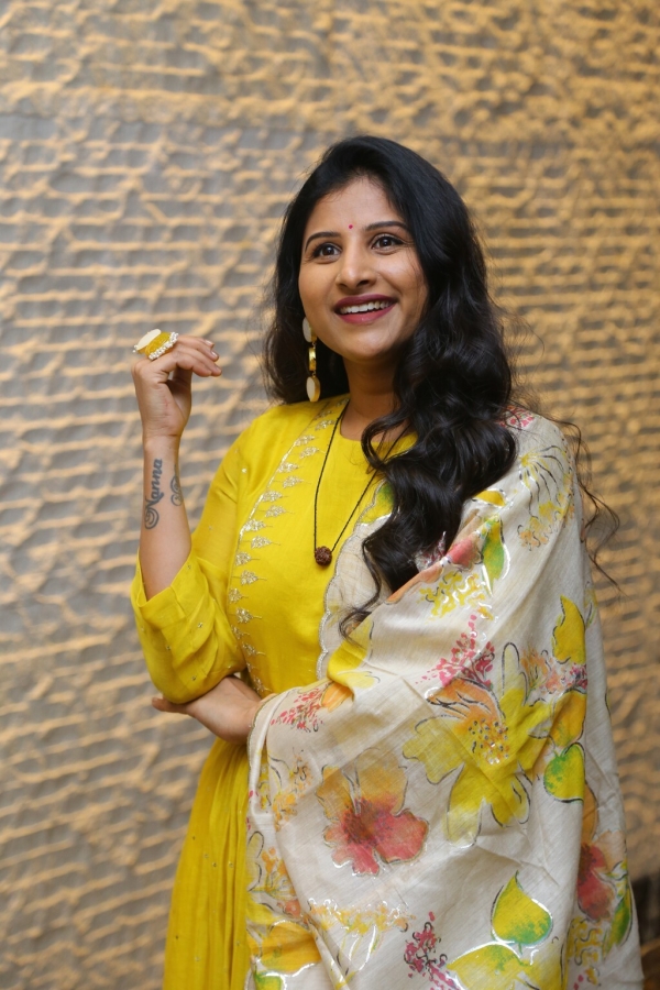 Singer Mangli చిలిపిగా కవ్విస్తున్న స్టార్ సింగర్.. మీరెప్పుడు చూడని ...