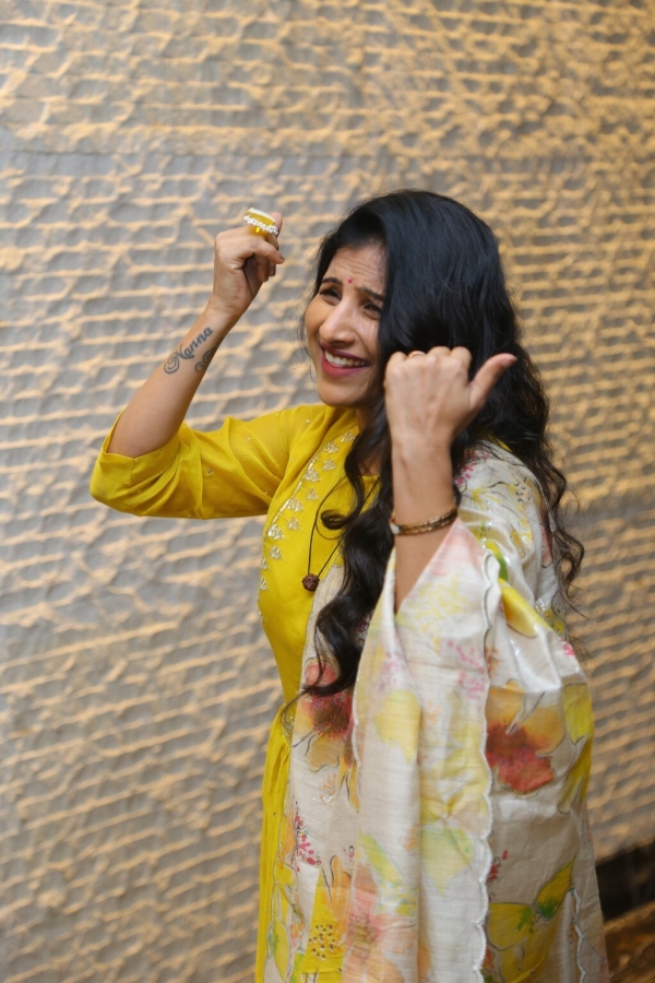 Singer Mangli చిలిపిగా కవ్విస్తున్న స్టార్ సింగర్.. మీరెప్పుడు చూడని ...