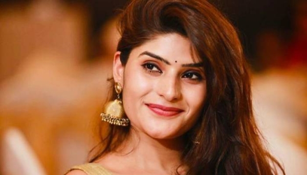 ಟಪ್ ಟಿಪ್ ಬರ್ಸೆ ಹಾಡಿನಲ್ಲಿ ಗ್ಲಾಮರ್ ಲುಕ್ ಕೊಟ್ಟ ಮೇಘಾ ಶ್ರೀವಾಸ್ತವ್ | Tip Tip Barse Song actress Megha ...