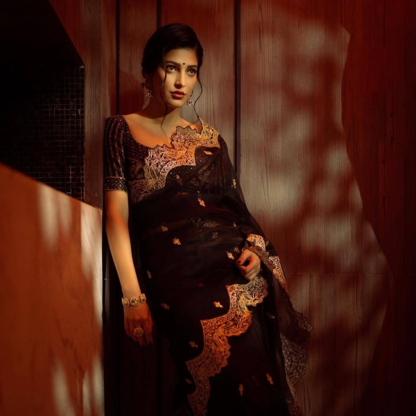 श्रुति हासन ने साड़ी में पोस्ट कर दीं इतनी बोल्ड तस्वीरें, दीवाने हुए ...