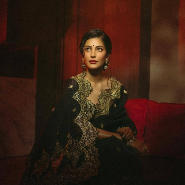 श्रुति हासन ने साड़ी में पोस्ट कर दीं इतनी बोल्ड तस्वीरें, दीवाने हुए ...