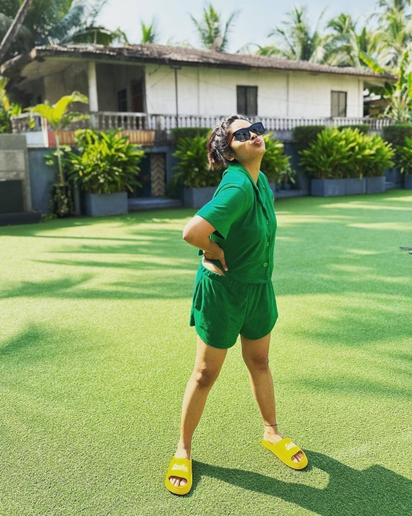 PHOTOS : குட்டி டவுசரில் கையை தூக்கி போஸ் கொடுத்த நந்திதா ஸ்வேதா ...