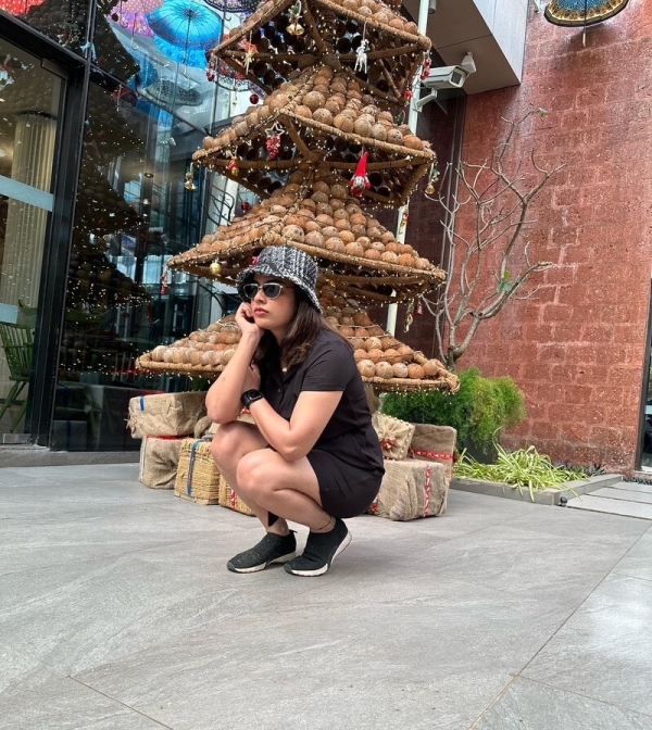 என்ன குமுதா இதெல்லாம்.. கவர்ச்சி உடையில் ஸ்டரக்சரை காட்டும் நந்திதா ...