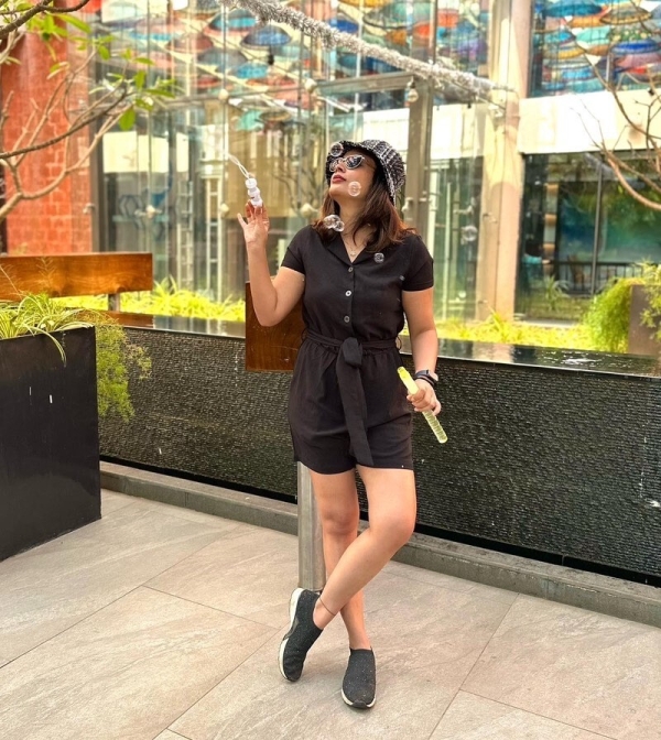 என்ன குமுதா இதெல்லாம்.. கவர்ச்சி உடையில் ஸ்டரக்சரை காட்டும் நந்திதா ...