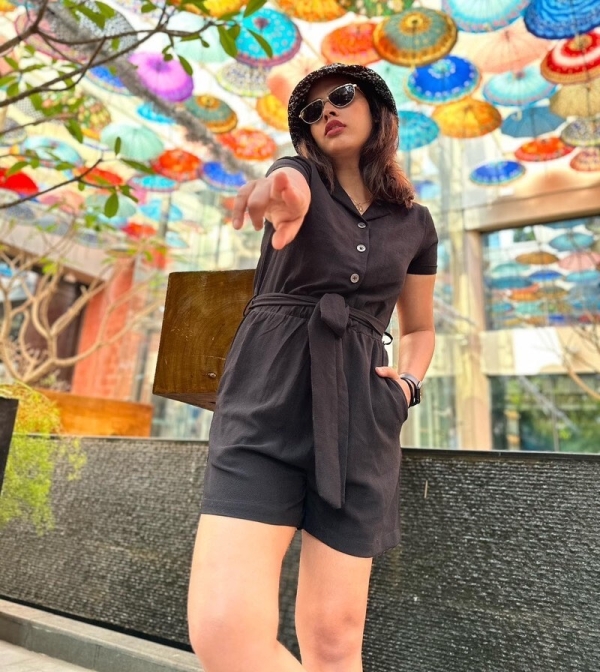 என்ன குமுதா இதெல்லாம்.. கவர்ச்சி உடையில் ஸ்டரக்சரை காட்டும் நந்திதா ...