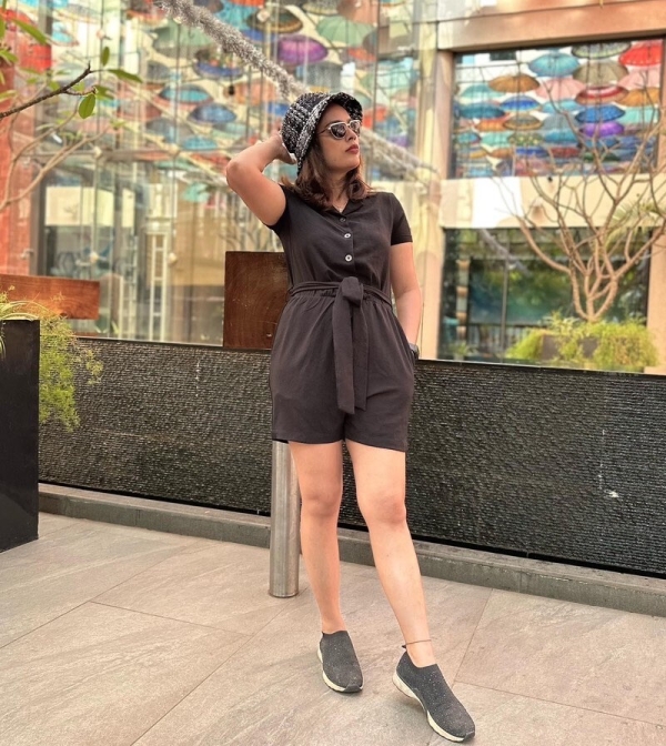 என்ன குமுதா இதெல்லாம்.. கவர்ச்சி உடையில் ஸ்டரக்சரை காட்டும் நந்திதா ...