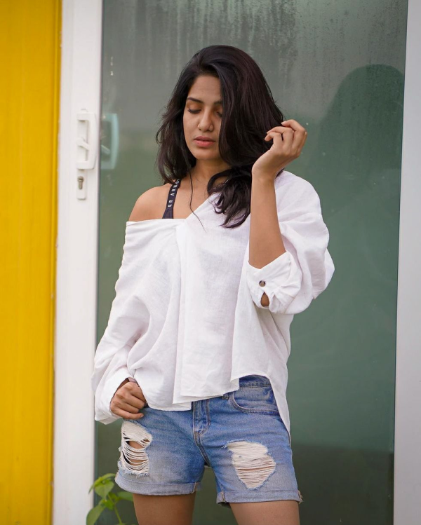 புது வெள்ளை மழையாய் ரசிகர்களை சுண்டியிழுத்த பாவனி ரெட்டி! | Actress ...