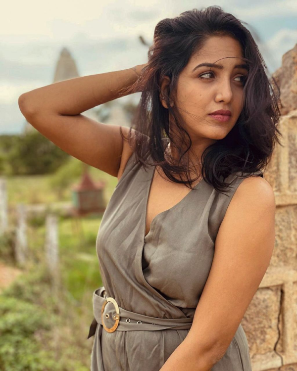 புது வெள்ளை மழையாய் ரசிகர்களை சுண்டியிழுத்த பாவனி ரெட்டி! | Actress ...